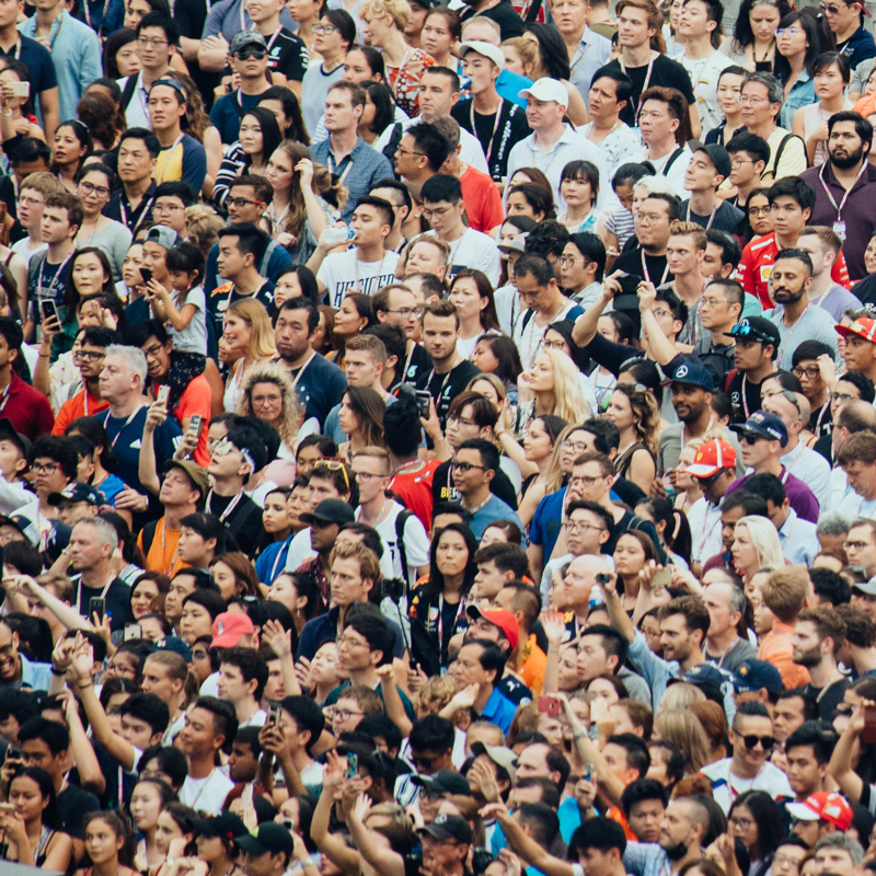 How to Work With Large Groups: Leadership Tips | playmeo